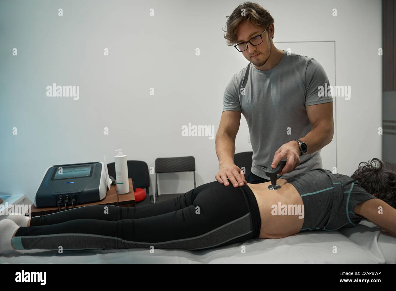 Physiotherapist performs a local diathermy procedure Stock Photo - Alamy