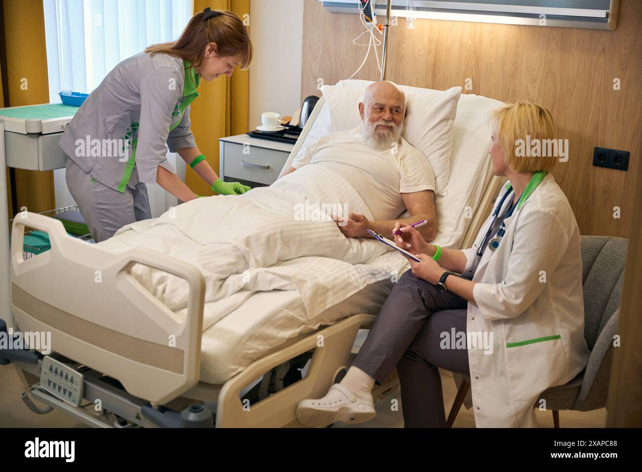 Old patient communicates doctor hi-res stock photography and images - Alamy