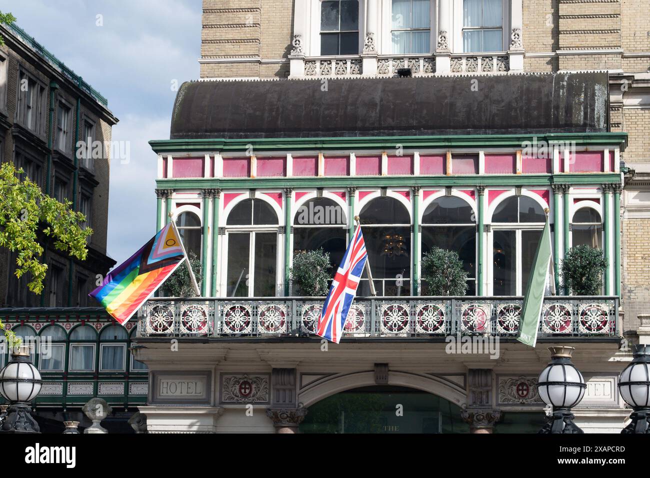 Hotel charing cross station hi-res stock photography and images - Alamy