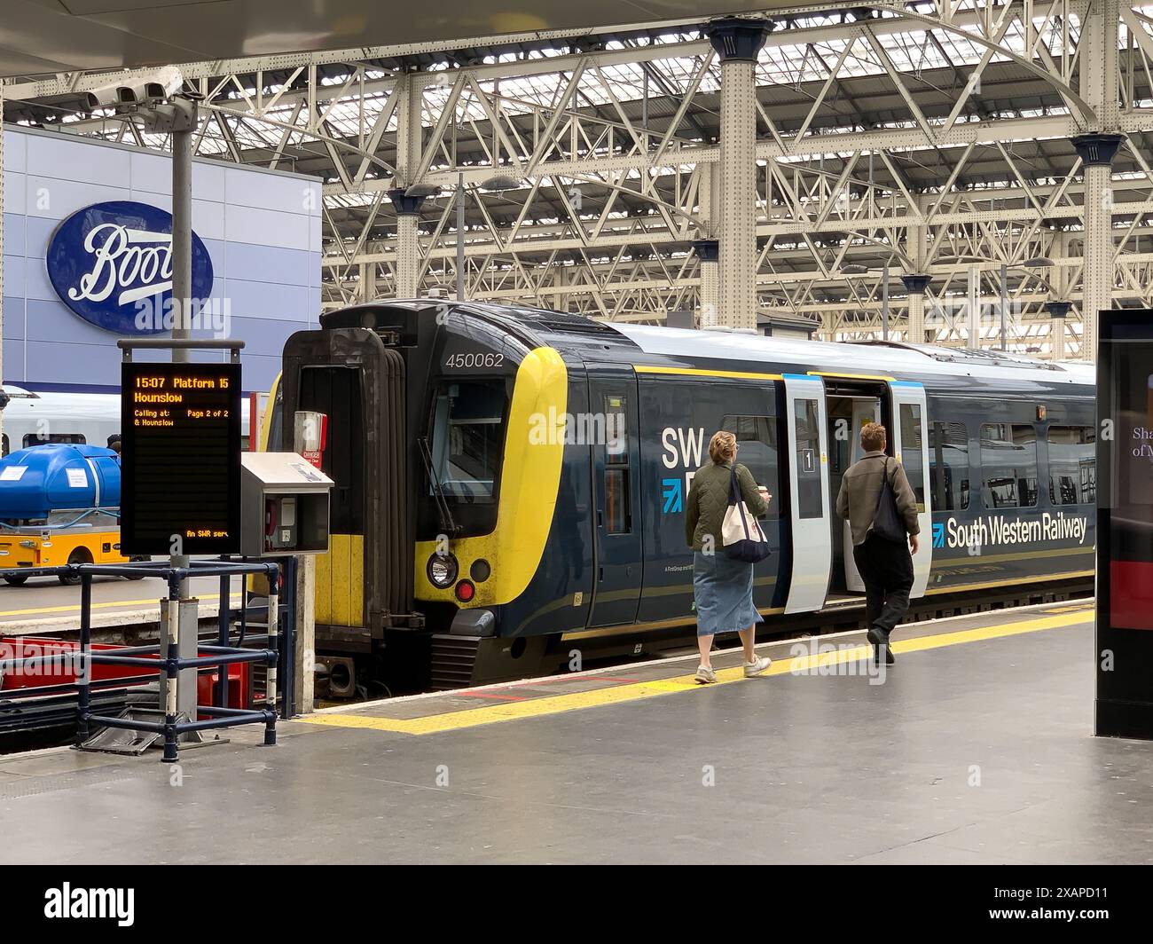 A South Western Railway train at Waterloo Station in London Stock Photo ...