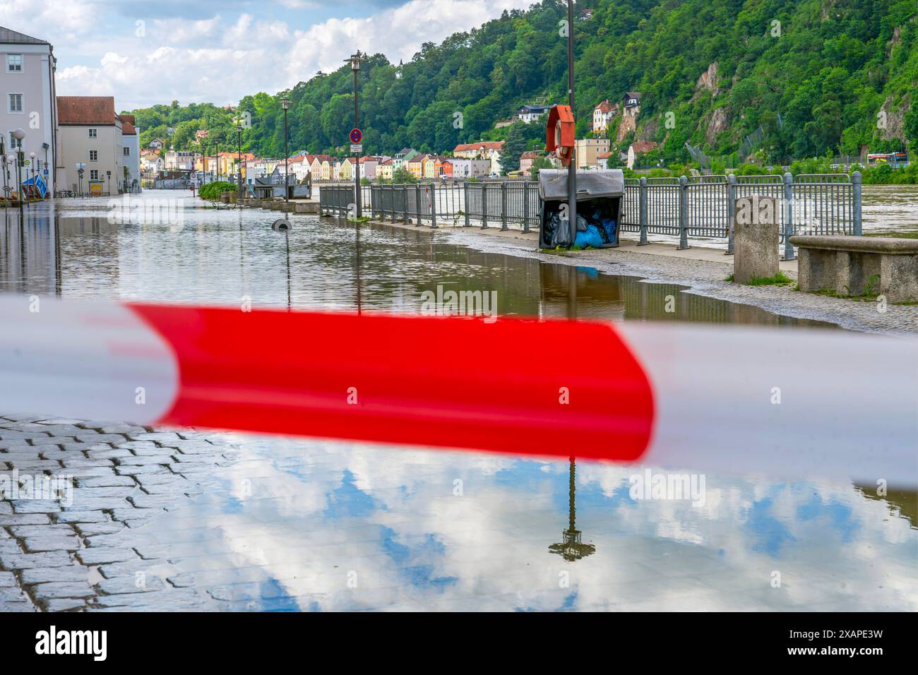 Überflutete Uferstraße ist gesperrt, Passauer Altstadt, Hochwasser an ...
