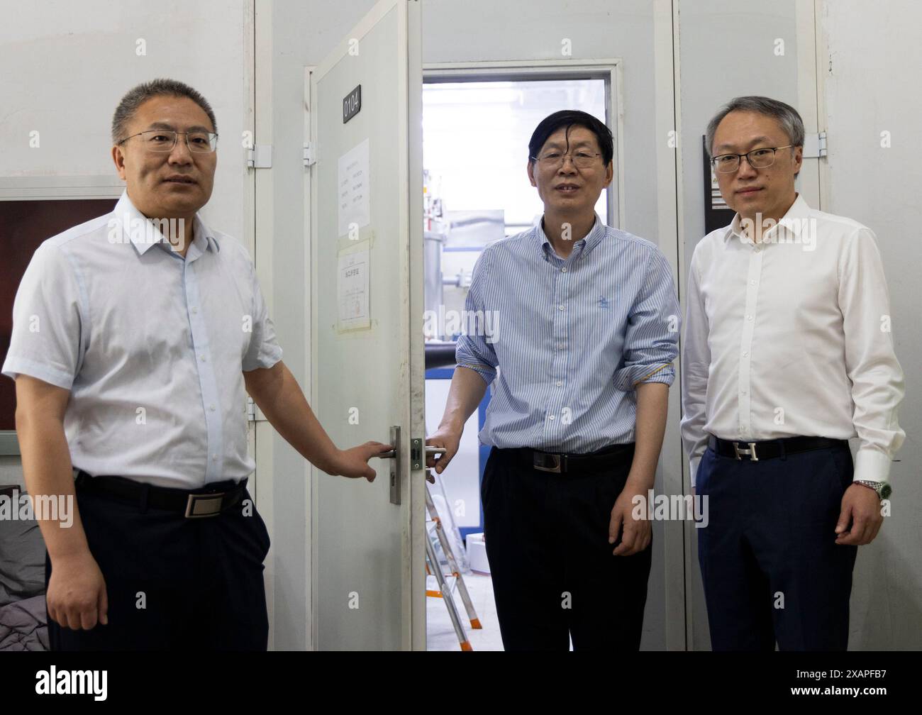 (240608) -- BEIJING, June 8, 2024 (Xinhua) -- Yang Jian (R) poses for a ...