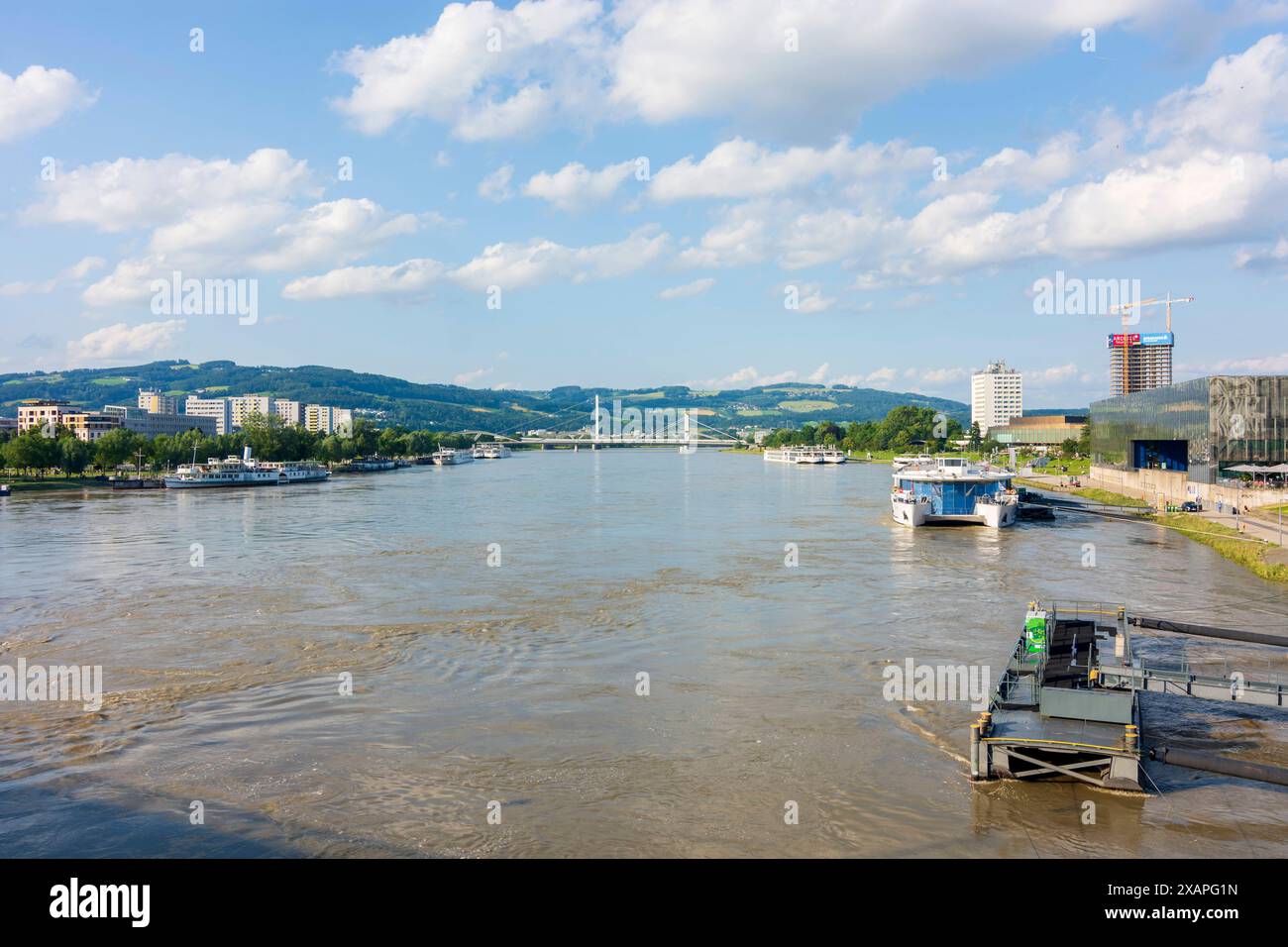 river Donau Danube at flood, view to bridge Voest Brücke Linz Linz an ...