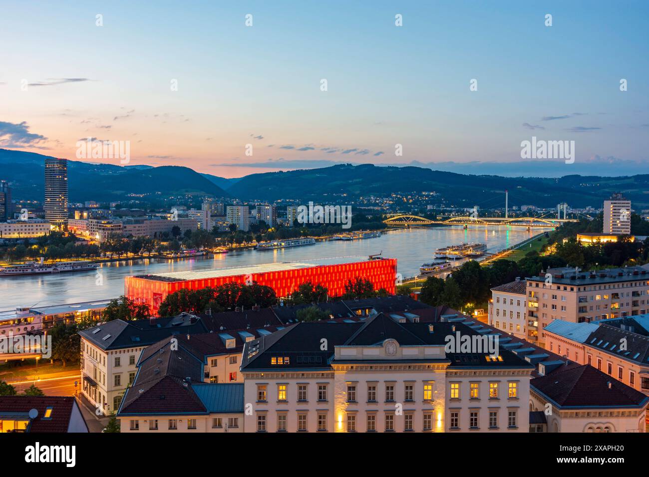 river Donau Danube, bridge Nibelungenbrücke, Lentos Art Museum, bridge ...