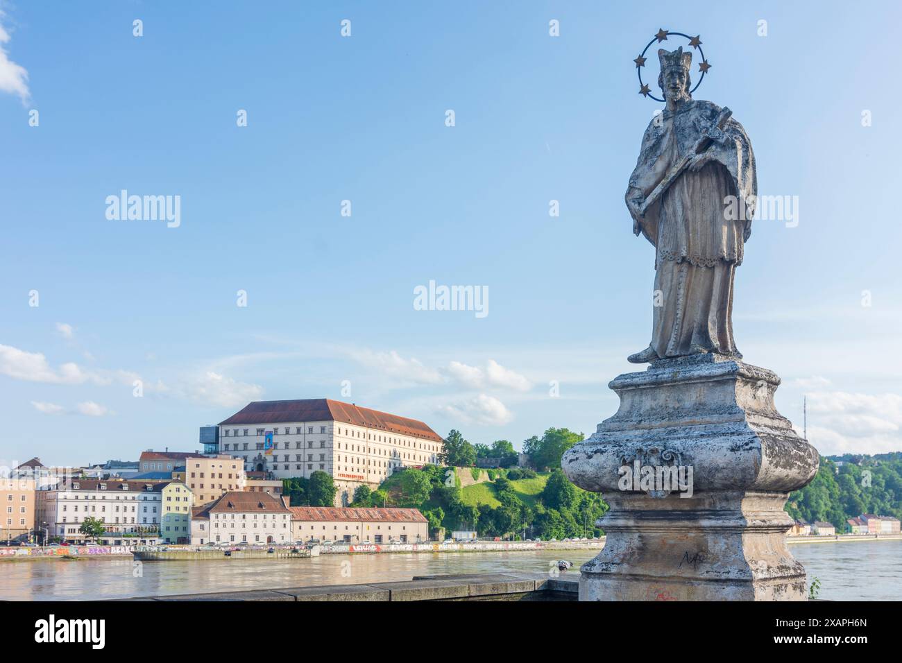 Linz: river Donau (Danube) at flood, Nepomuk statue at bridge ...