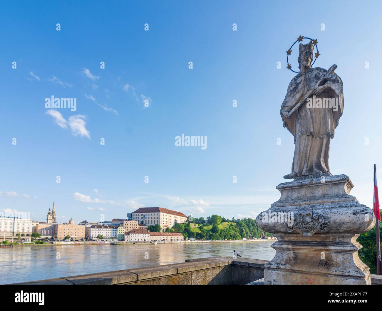 Linz: river Donau (Danube) at flood, Nepomuk statue at bridge ...