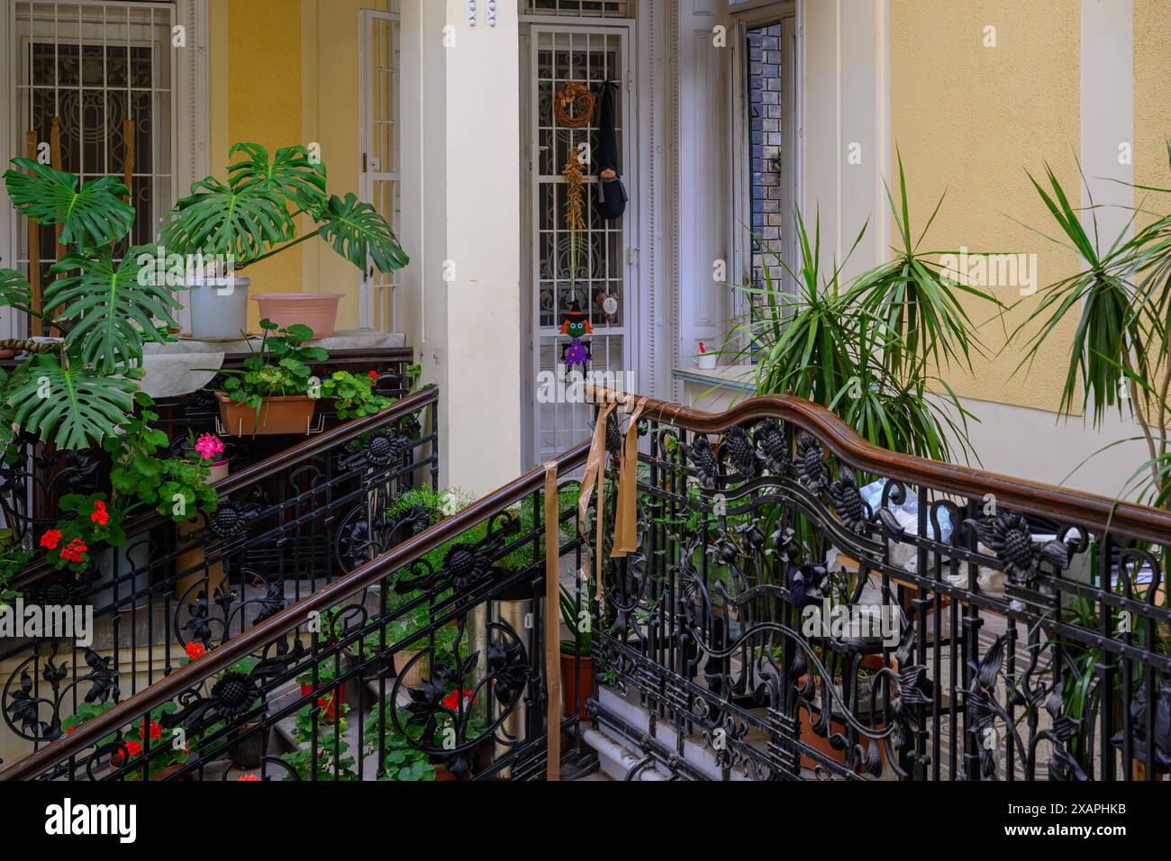 Vintage hungarian apartment block hi-res stock photography and images ...