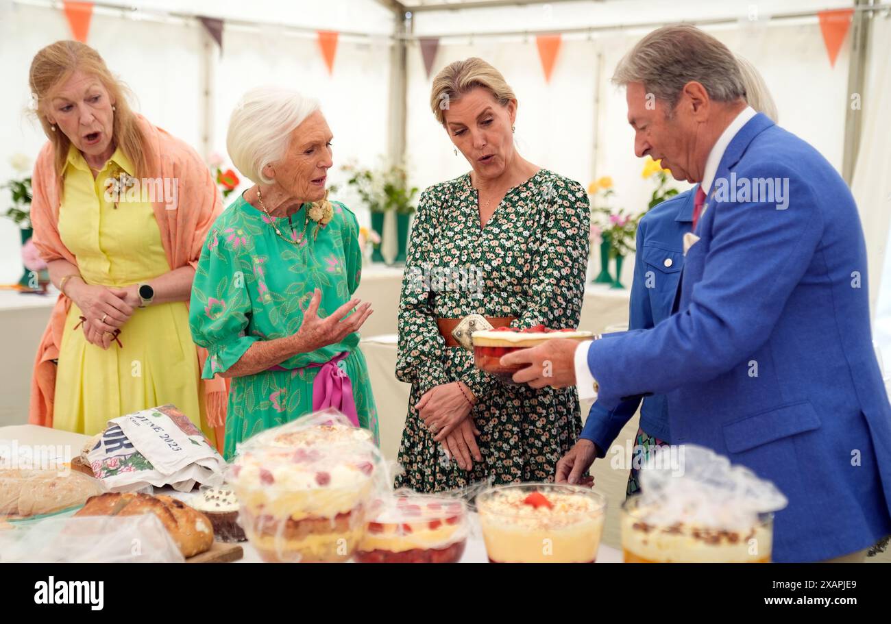 The Duchess of Edinburgh (2nd right) with Honorary President RWRHS ...
