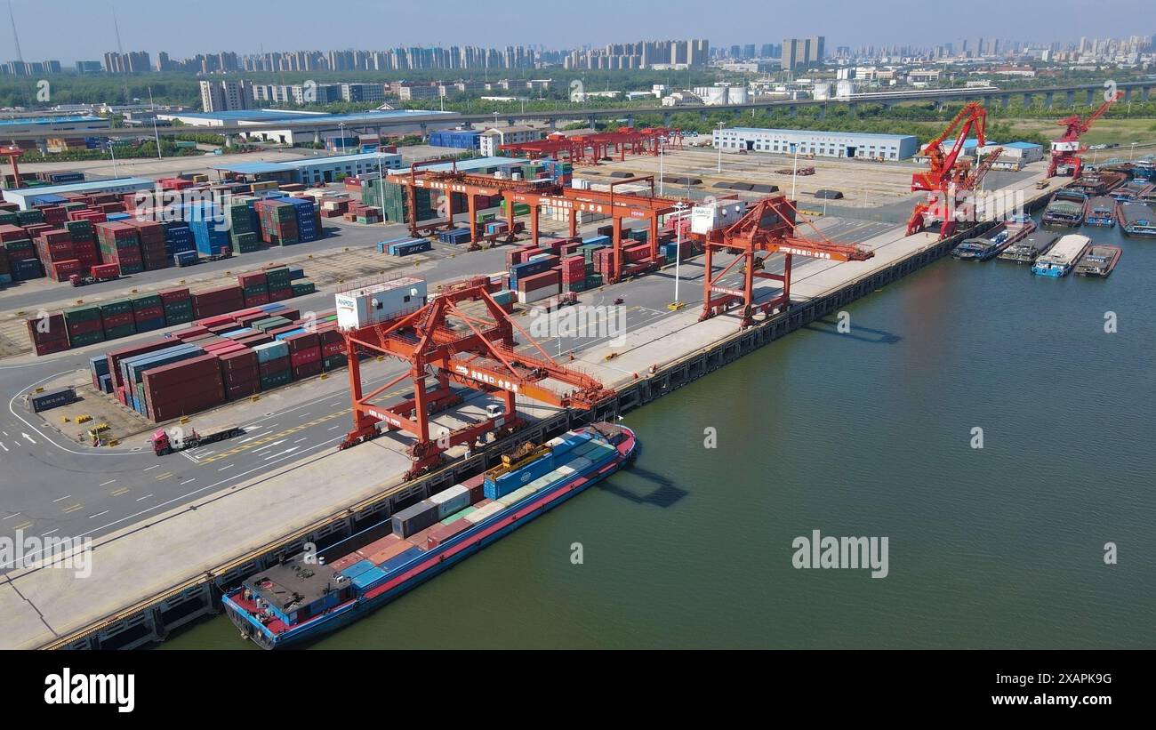 Berthing system hi-res stock photography and images - Alamy