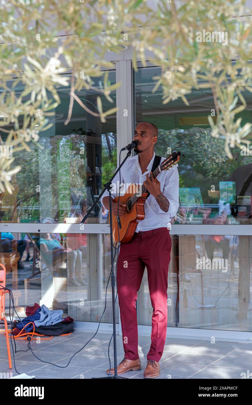 Jules Muzanzo in concert. Chill at Malpas. “La Domitienne” Tourist ...