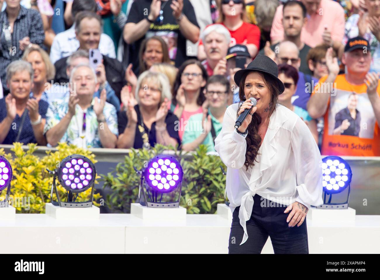 Mainz Saengerin Daniela Alfinito beim ZDF-Fernsehgarten am 26.05.2024 ...