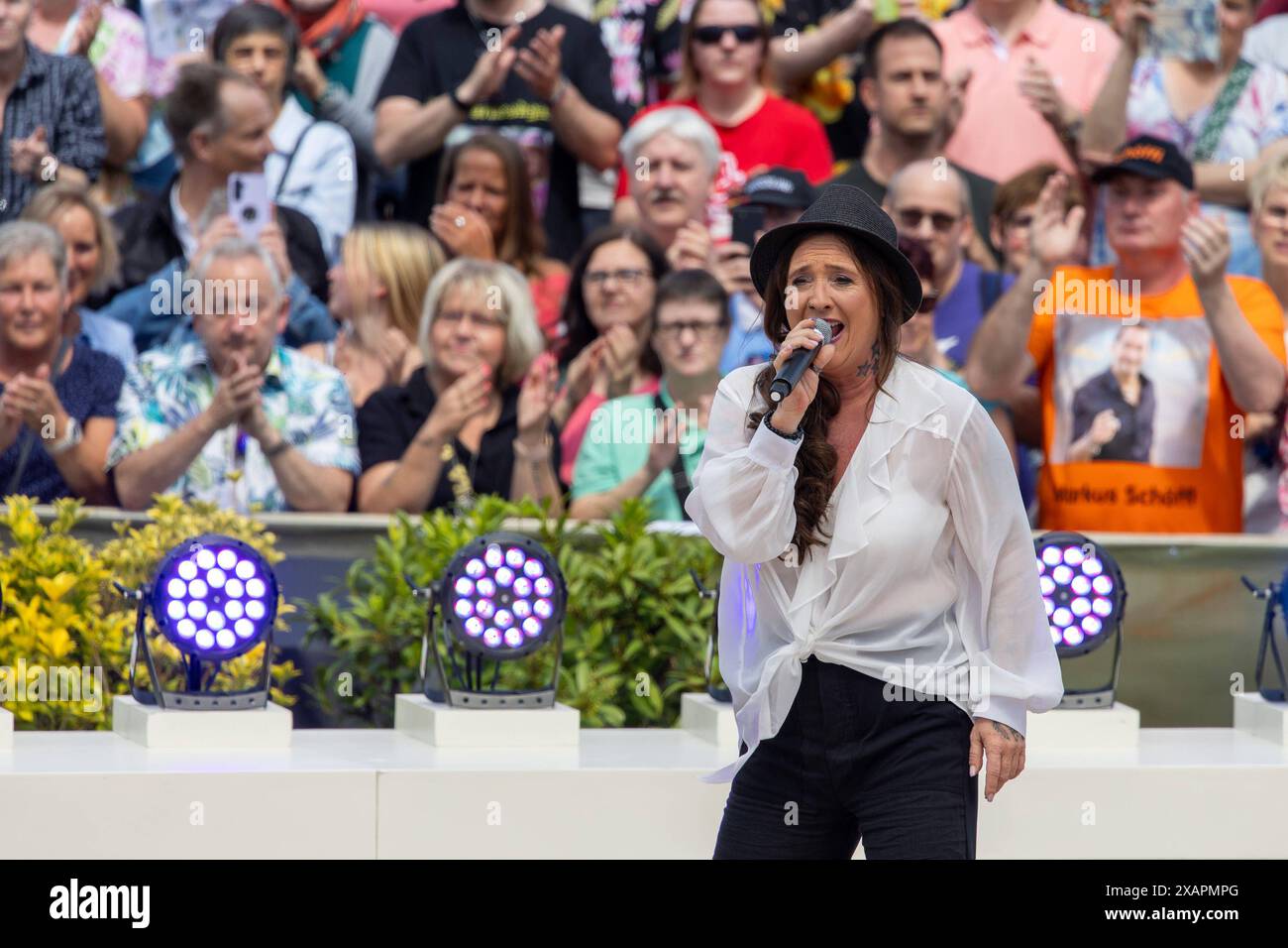 Mainz Saengerin Daniela Alfinito beim ZDF-Fernsehgarten am 26.05.2024 ...