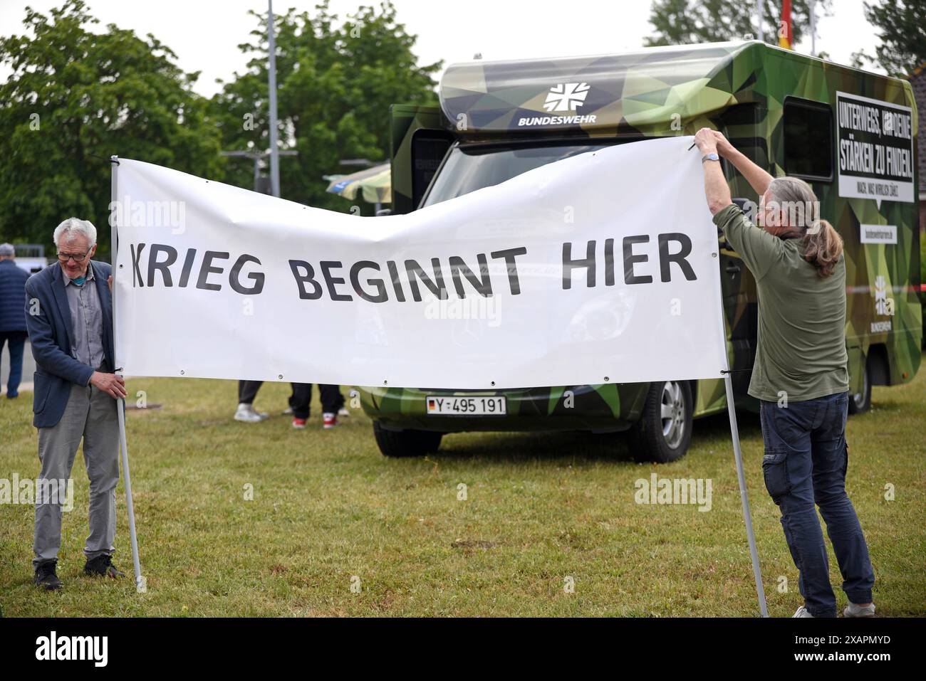 Rostock, Germany. 08th June, 2024. Two participants from the Rostock ...