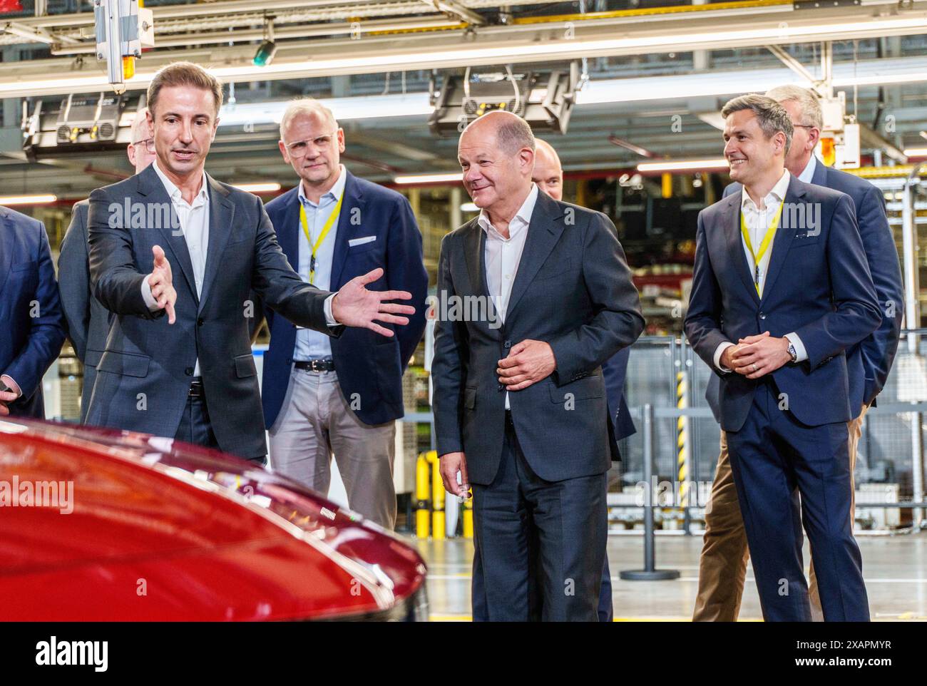 08 June 2024, Hesse, Rüsselsheim: Florian Huettl (l), Managing Director ...