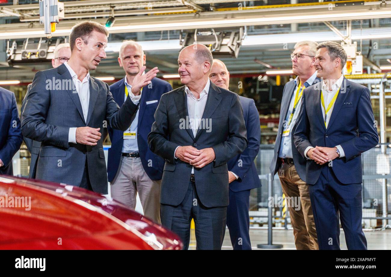 08 June 2024, Hesse, Rüsselsheim: Florian Huettl (l), Managing Director ...