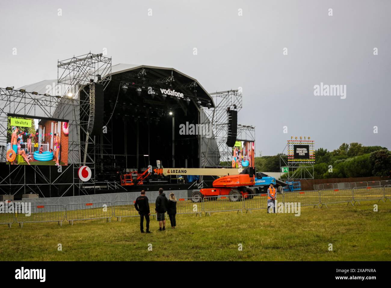Concert cancellation hi-res stock photography and images - Alamy