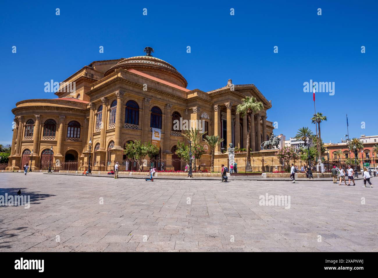 The Palermo Opera House in Piazza Giuseppe Verdi, Palermo, Sicily Stock ...