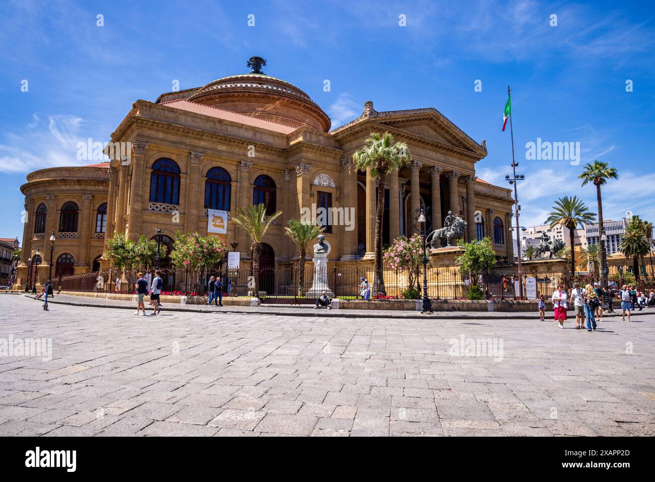 The Palermo Opera House in Piazza Giuseppe Verdi, Palermo, Sicily Stock ...