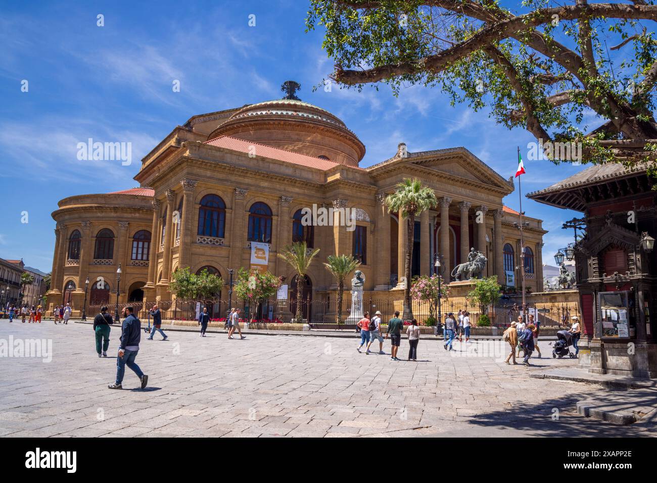 The Palermo Opera House in Piazza Giuseppe Verdi, Palermo, Sicily Stock ...