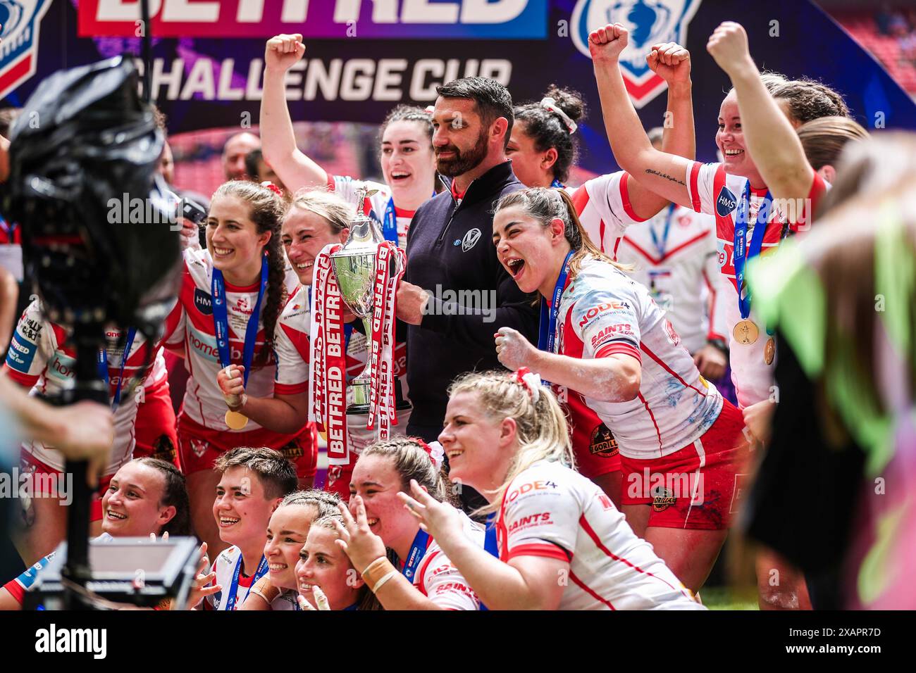 St Helens players celebrate their win following the Betfred Women's ...