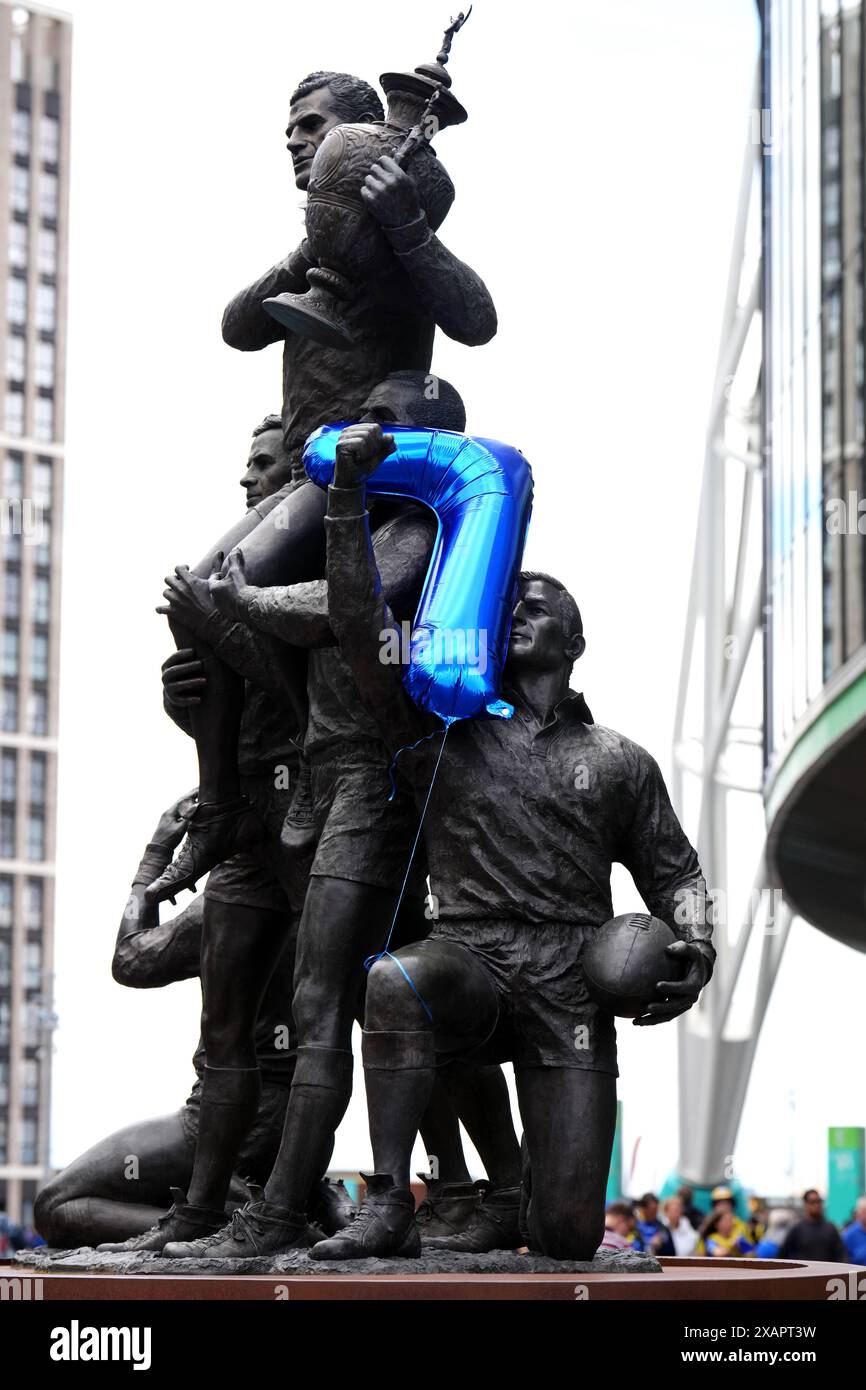 Tributes for former Leeds Rhinos player Rob Burrow with a number 7 ...