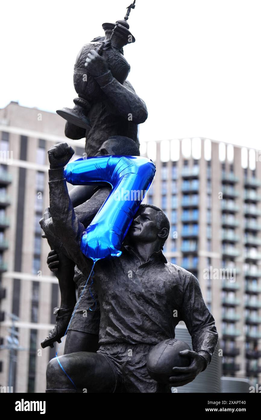 Tributes for former Leeds Rhinos player Rob Burrow with a number 7 ...