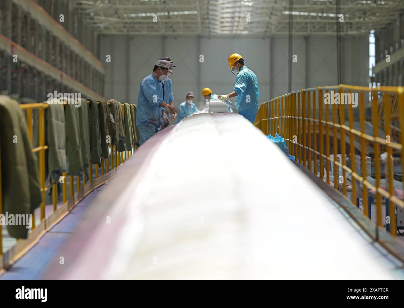 (240608) -- YANCHENG, June 8, 2024 (Xinhua) -- Workers pave fiberglass ...