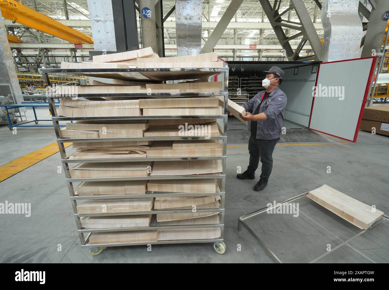 (240608) -- YANCHENG, June 8, 2024 (Xinhua) -- A worker deals with ...