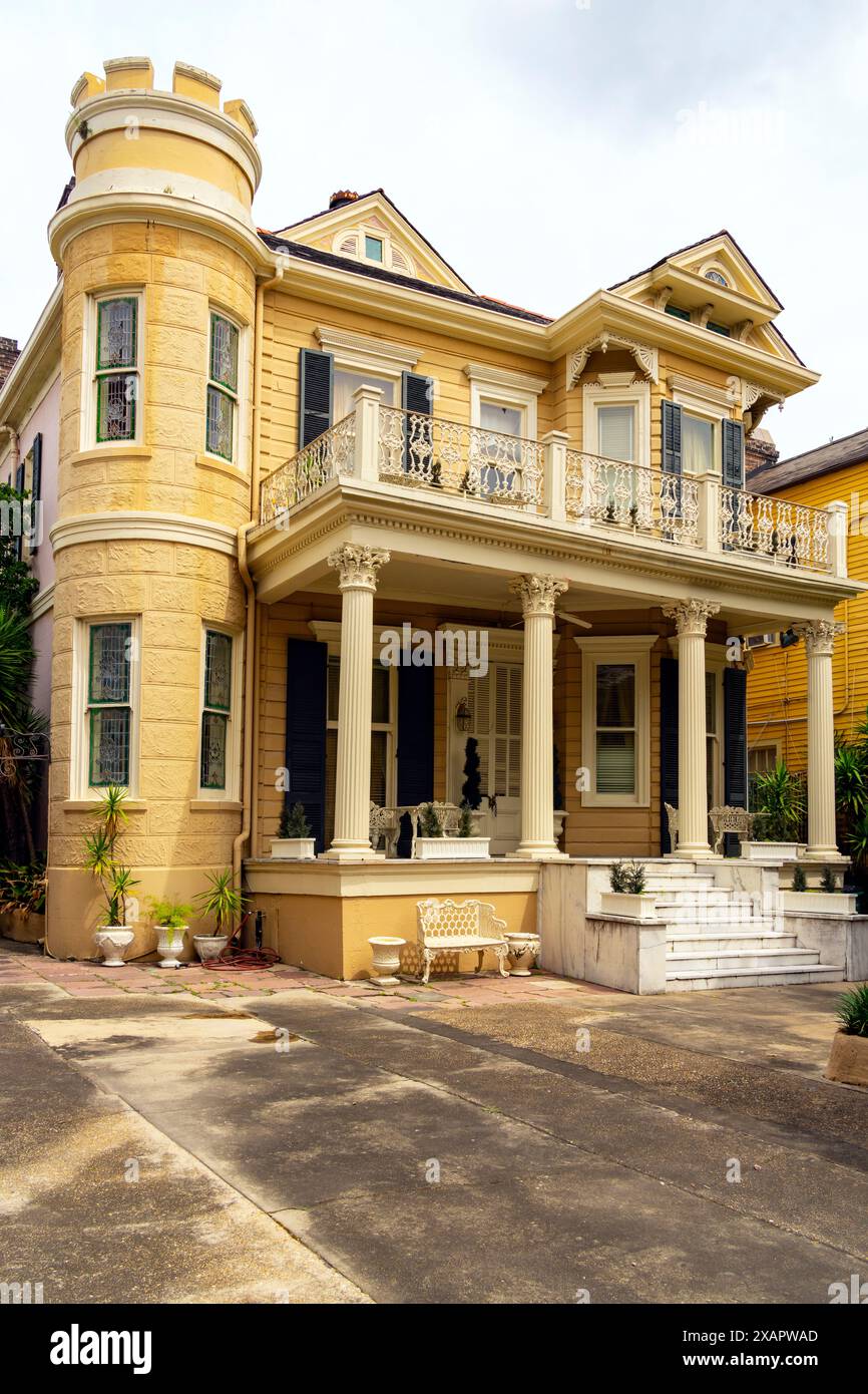 New orleans townhouses hi-res stock photography and images - Alamy
