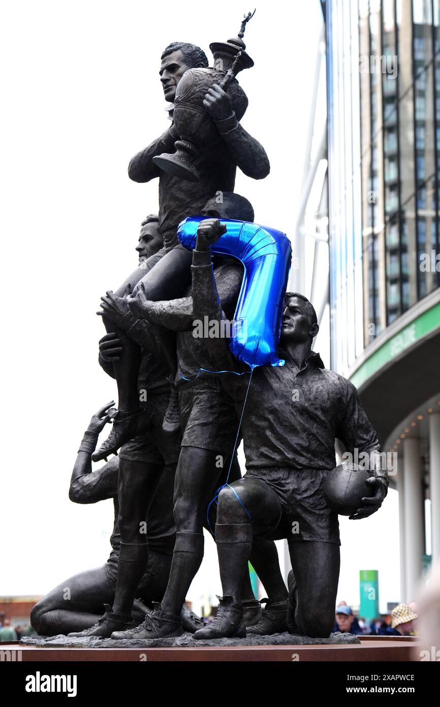 Tributes for former Leeds Rhinos player Rob Burrow with a number 7 ...