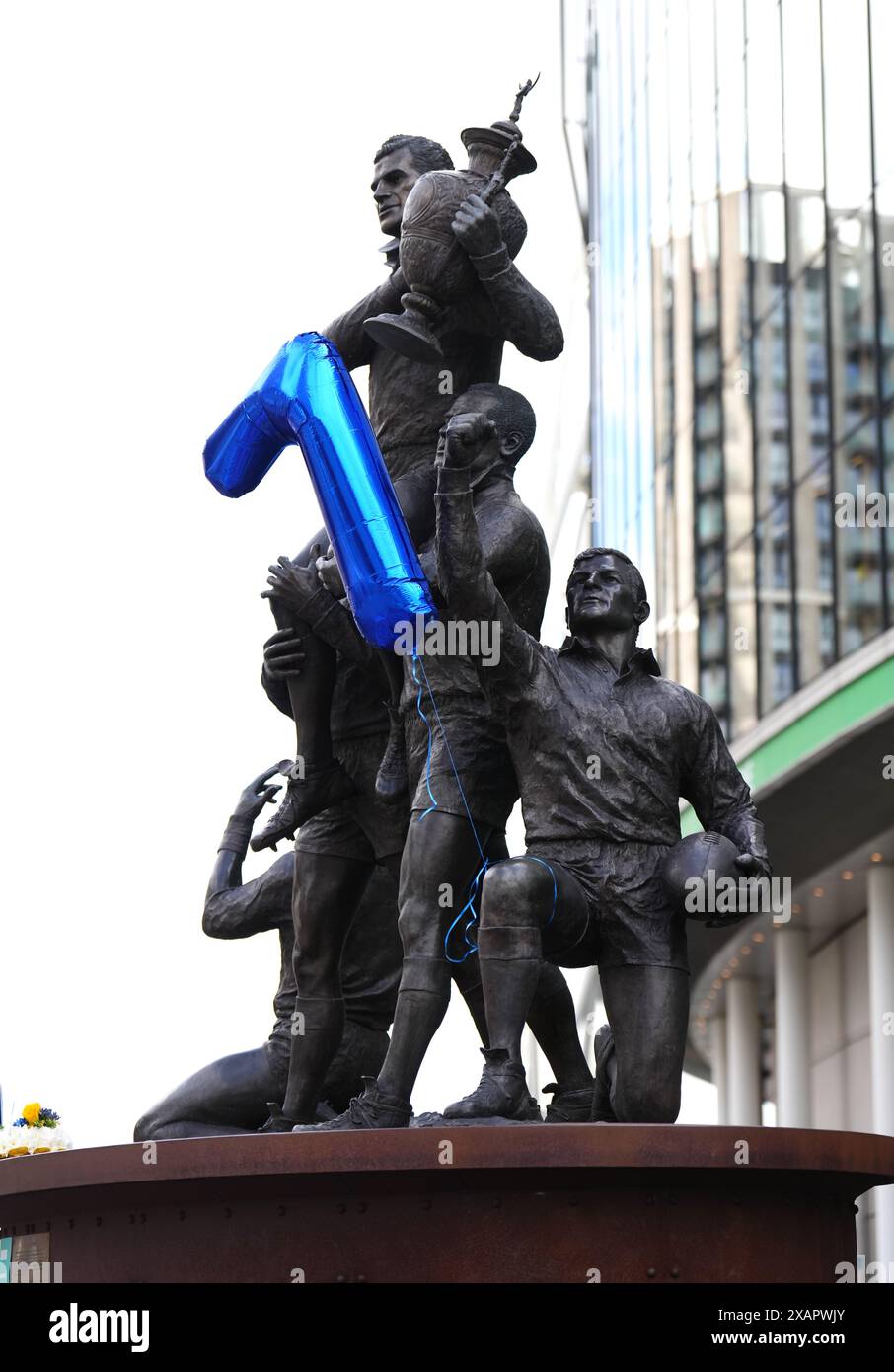 Tributes for former Leeds Rhinos player Rob Burrow with a number 7 ...