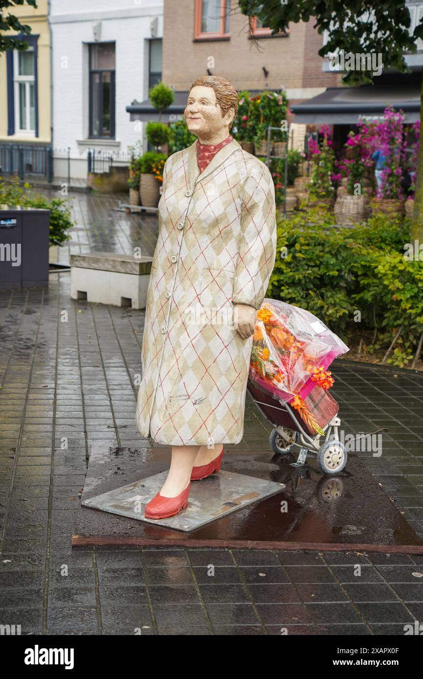 Statues figures everyday people hi-res stock photography and images - Alamy