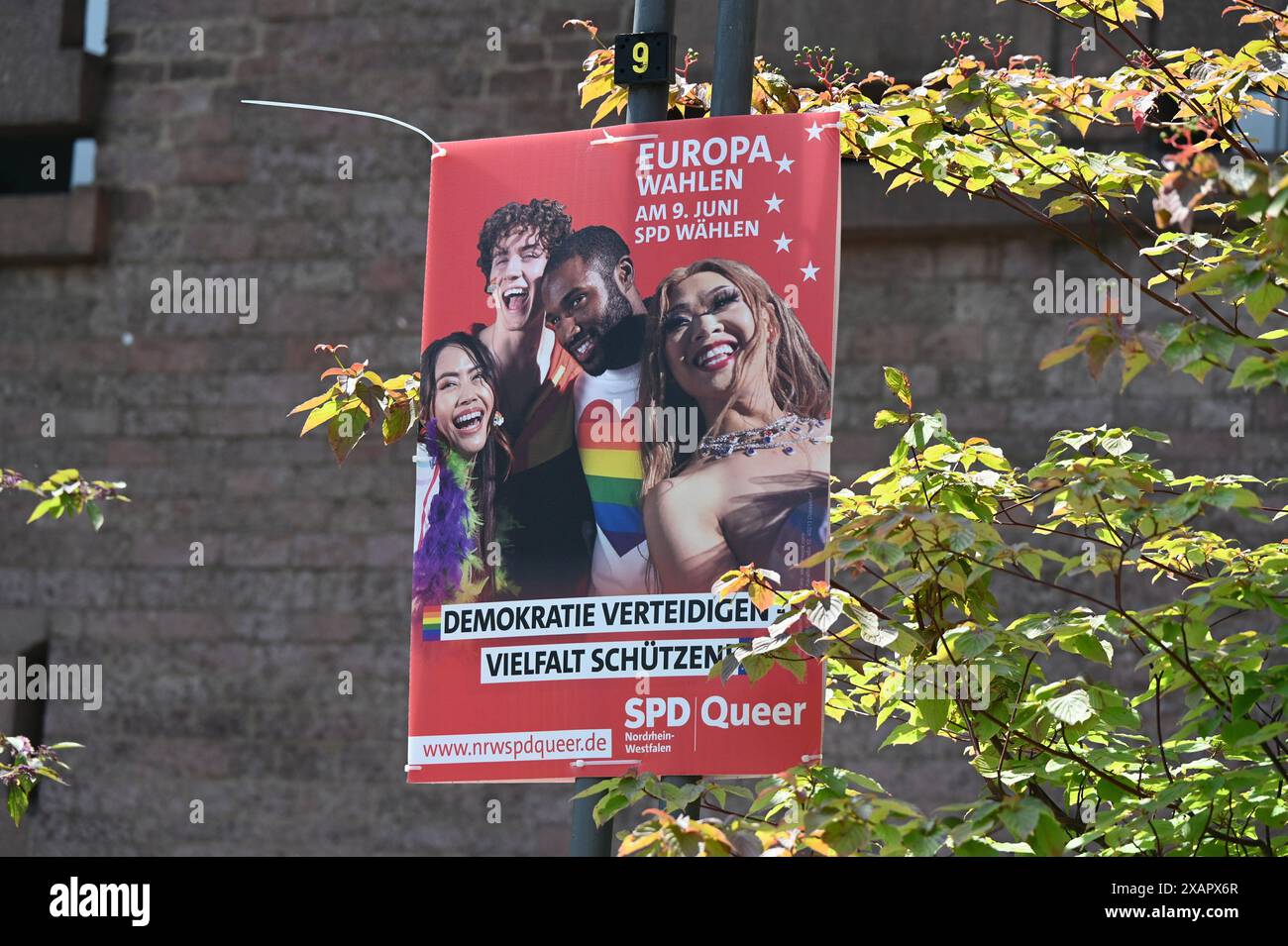 Wahlplakat der Partei SPD mit dem Zusatz SPDQueer als Zeichen für Toleranz und Akzeptanz der ...