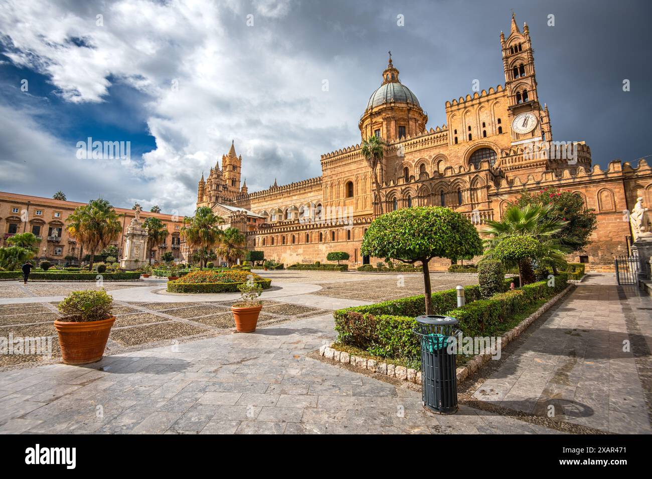 Historic italian cathedral hi-res stock photography and images - Alamy