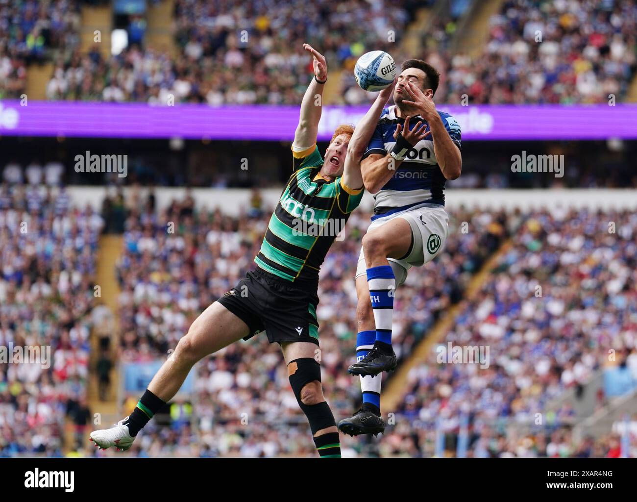 Bath Rugby's Will Muir (right) goes up to collect the ball before ...