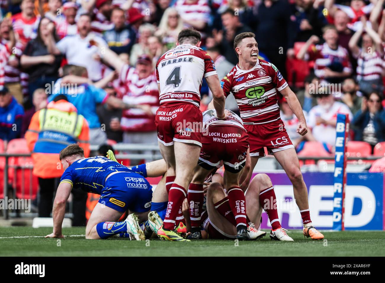 London, UK. 08th June, 2024. Liam Farrell of Wigan Warriors celebrates ...