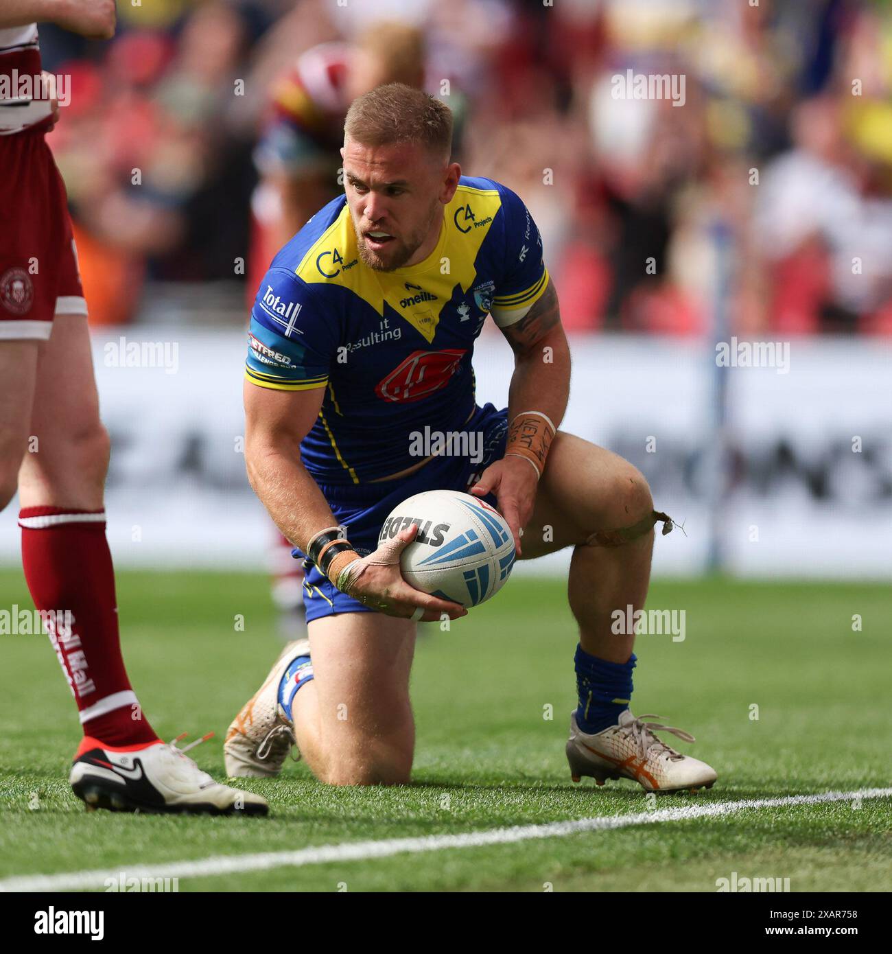 London, UK. 08th June, 2024. Matt Dufty of Warrington Wolves scores a ...