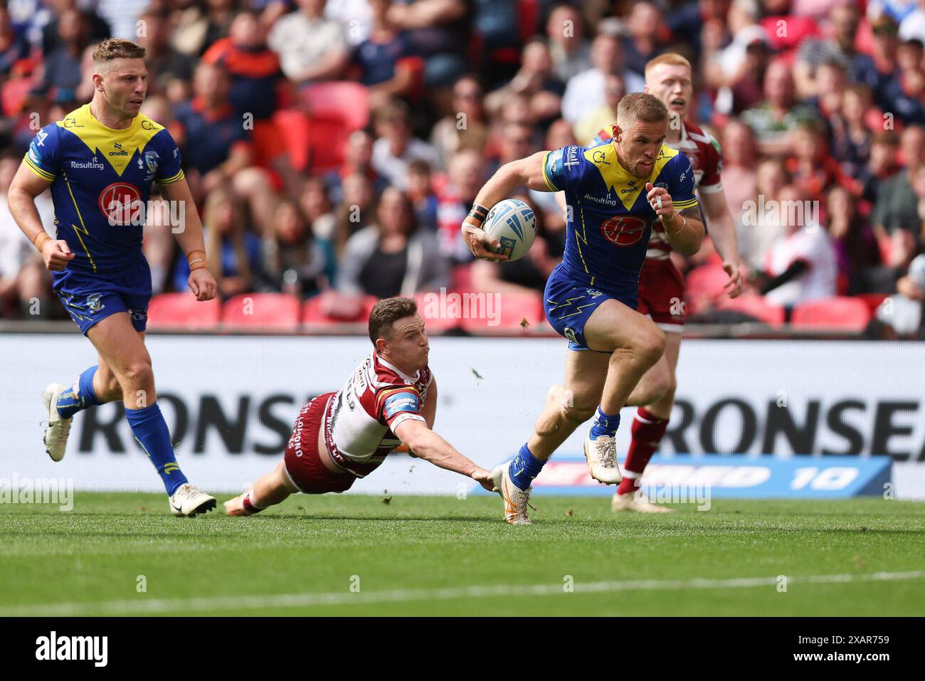 London, UK. 08th June, 2024. Matt Dufty of Warrington Wolves scores a ...