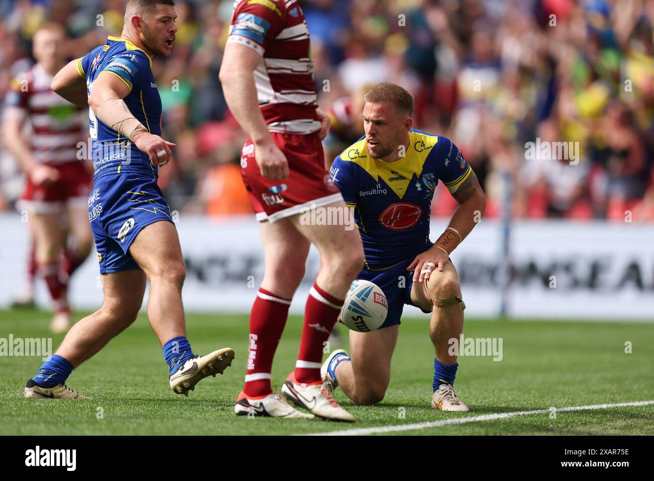 London, UK. 08th June, 2024. Matt Dufty of Warrington Wolves scores a ...