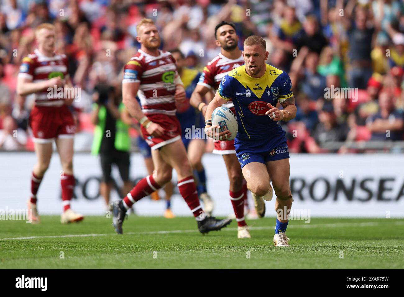 London, UK. 08th June, 2024. Matt Dufty of Warrington Wolves scores a ...