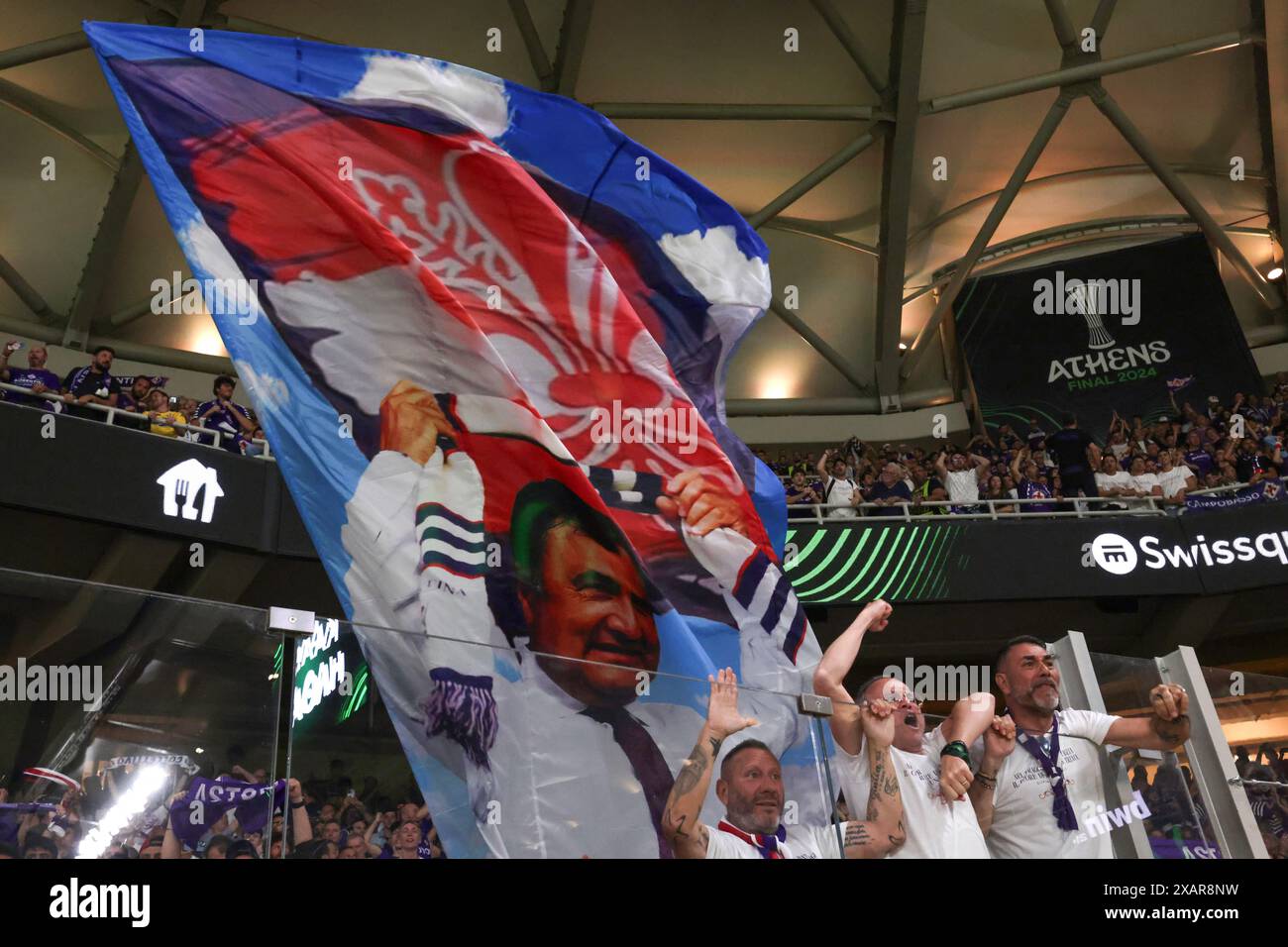 Athens, Greece. 29th May, 2024. ACF Fiorentina fans wave a flag bearing ...
