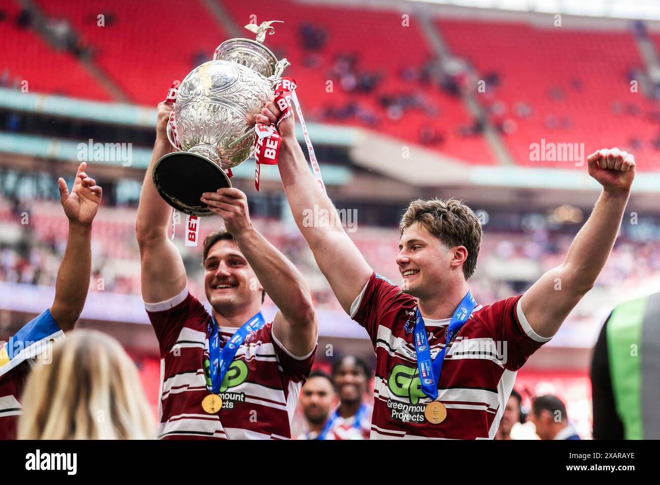 Wigan Warriors celebrate lifting the trophy following the Betfred ...