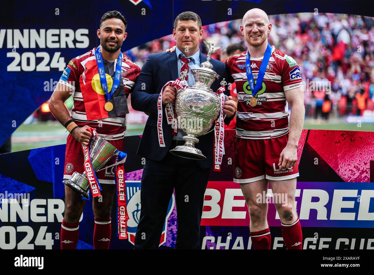Wigan Warriors celebrate lifting the trophy following the Betfred ...