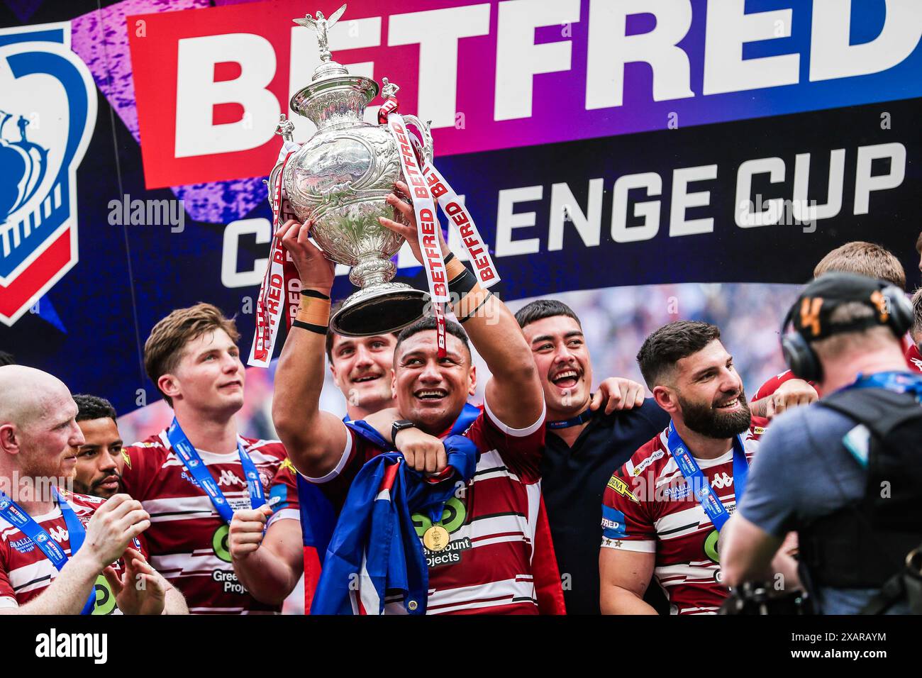 Wigan Warriors lift the trophy following the Betfred Challenge Cup ...