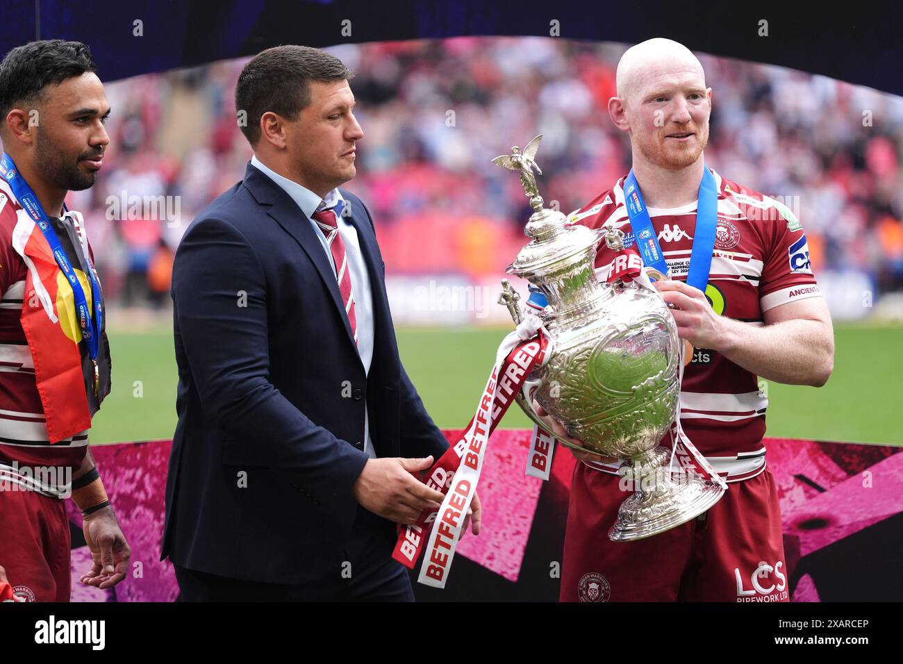 Wigan Warriors head coach Matt Peet (centre) celebrates with players ...