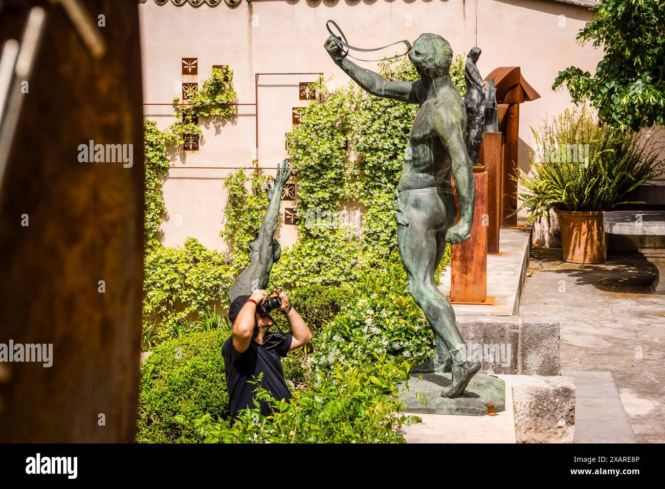 Foner, bronze sculpture, LLorenç Roselló, Modernist style building of ...
