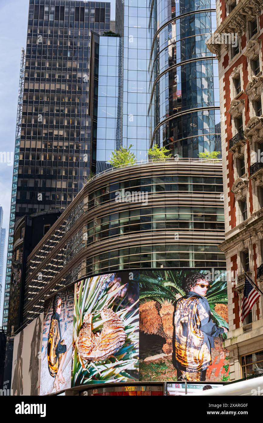 Time Square, Manhattan: Colorful billboards, lights, commercial symbols ...