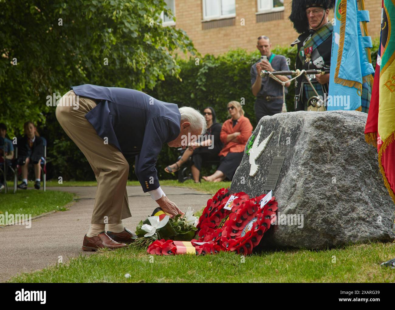Leon De Turck laying a wreath at the unveiling ceremony of The Peace ...
