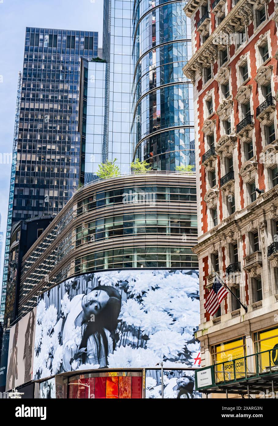 Time Square, Manhattan: Colorful billboards, lights, commercial symbols ...