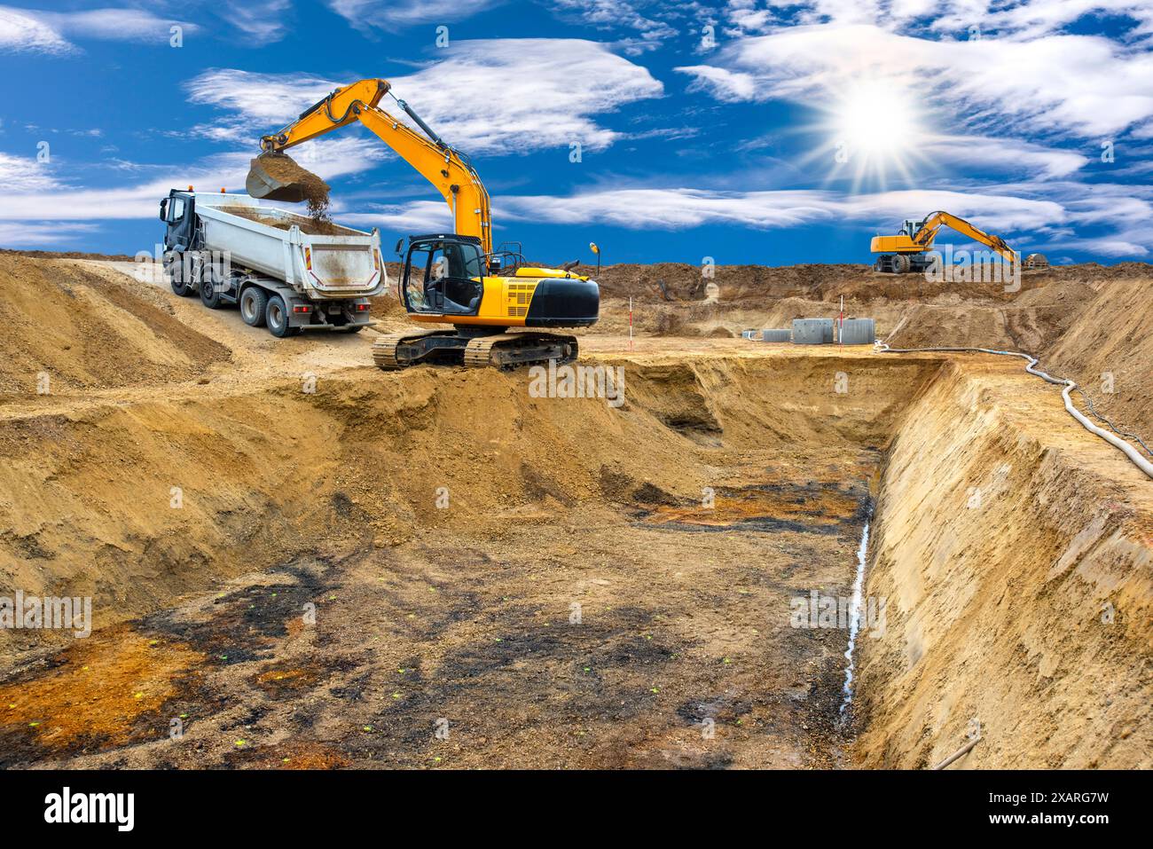 Ein Bagger arbeitet auf einer Baustelle Ein Bagger arbeitet an der ...
